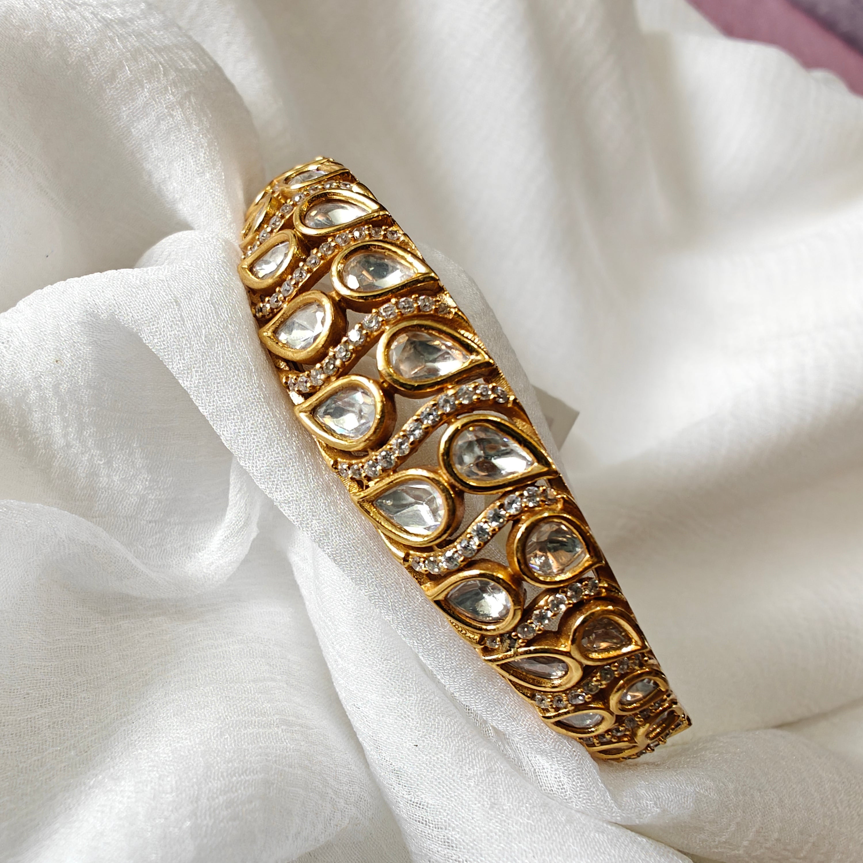 Polki Bracelet In Antique Dull Gold Finish – Qrated Jewels